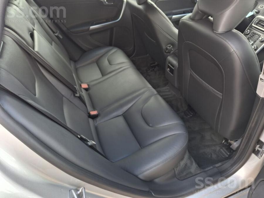 Pelēks Volvo V60 2014 Rīga, ar dzinēja tilpumu 2.00 L un nobraukumu 282 tūkst. km par 7495 €, foto 12 vietnē AUTOMOTO.COM.LV