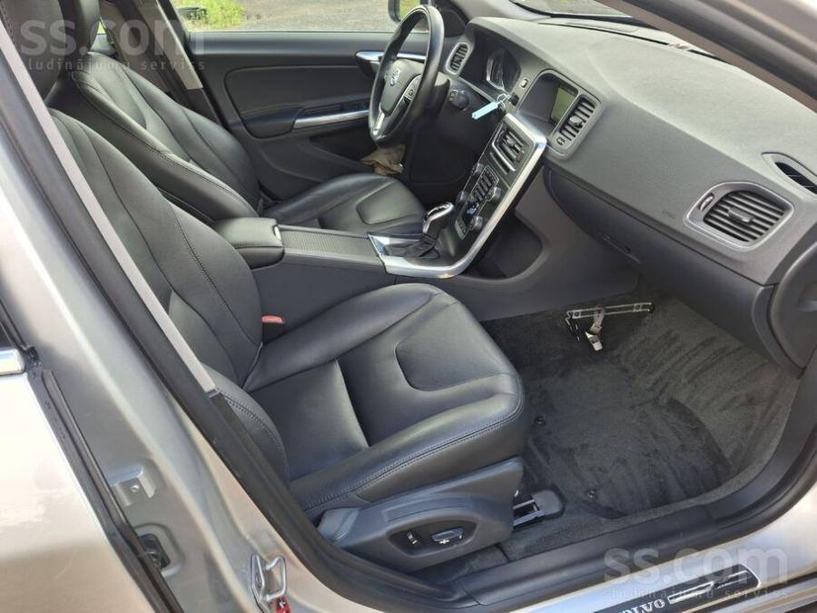 Pelēks Volvo V60 2014 Rīga, ar dzinēja tilpumu 2.00 L un nobraukumu 282 tūkst. km par 7495 €, foto 13 vietnē AUTOMOTO.COM.LV