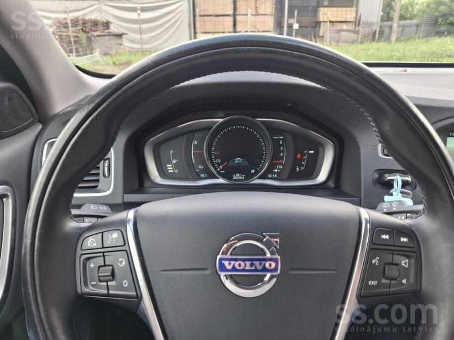 Pelēks Volvo V60 2014 Rīga, ar dzinēja tilpumu 2.00 L un nobraukumu 282 tūkst. km par 7495 €, foto 17 vietnē AUTOMOTO.COM.LV