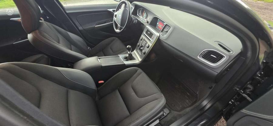Pelēks Volvo V60 2014 Tauragė, ar dzinēja tilpumu 1.98 L un nobraukumu 400 tūkst. km par 4200 €, foto 9 vietnē AUTOMOTO.COM.LV
