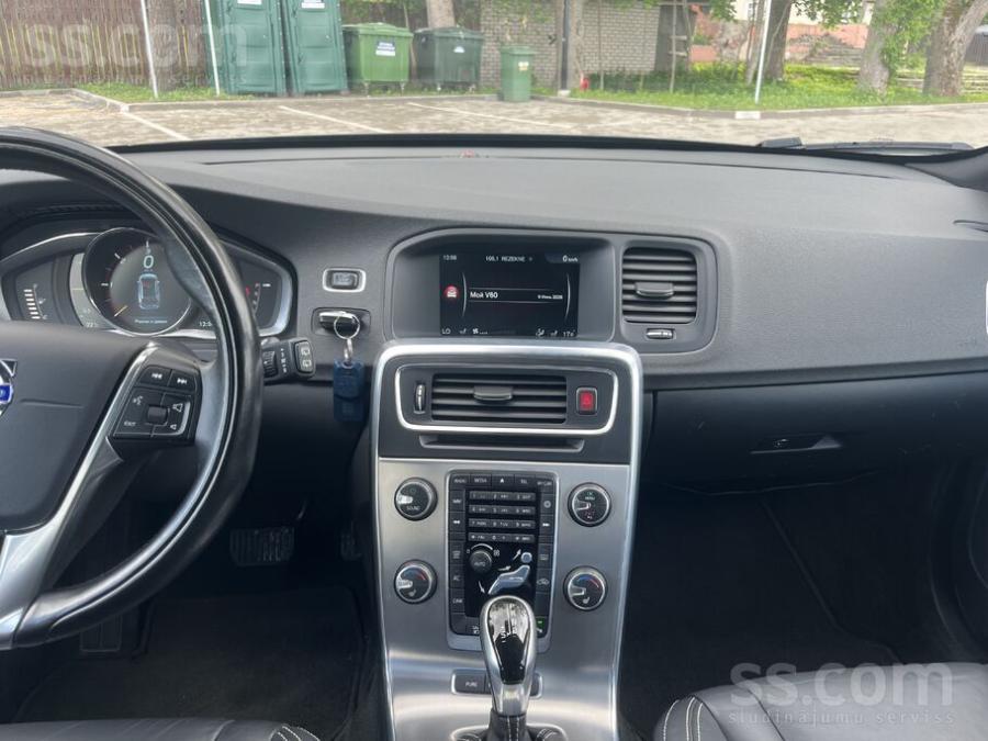Grey Volvo V60 2014 in Ludza, with an engine capacity of 2.40 L and mileage of 332 thousand km for 7800 €, photo 11 on AUTOMOTO.COM.LV