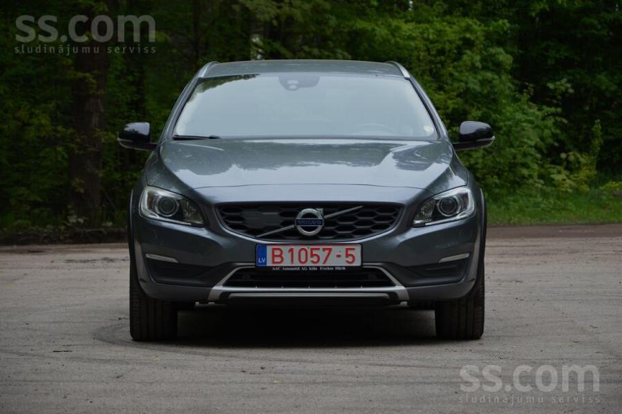 Grey Volvo V60 2015 in Riga, with an engine capacity of 2.40 L and mileage of 213 thousand km for 10250 €, photo 2 on AUTOMOTO.COM.LV
