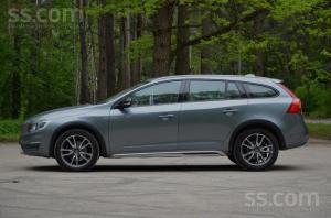 Grey Volvo V60 2015 in Riga, with an engine capacity of 2.40 L and mileage of 213 thousand km for 10250 €, photo 4 on AUTOMOTO.COM.LV
