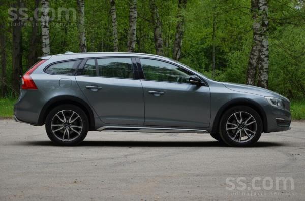 Pelēks Volvo V60 2015 Rīga, ar dzinēja tilpumu 2.40 L un nobraukumu 213 tūkst. km par 10250 €, foto 8 vietnē AUTOMOTO.COM.LV