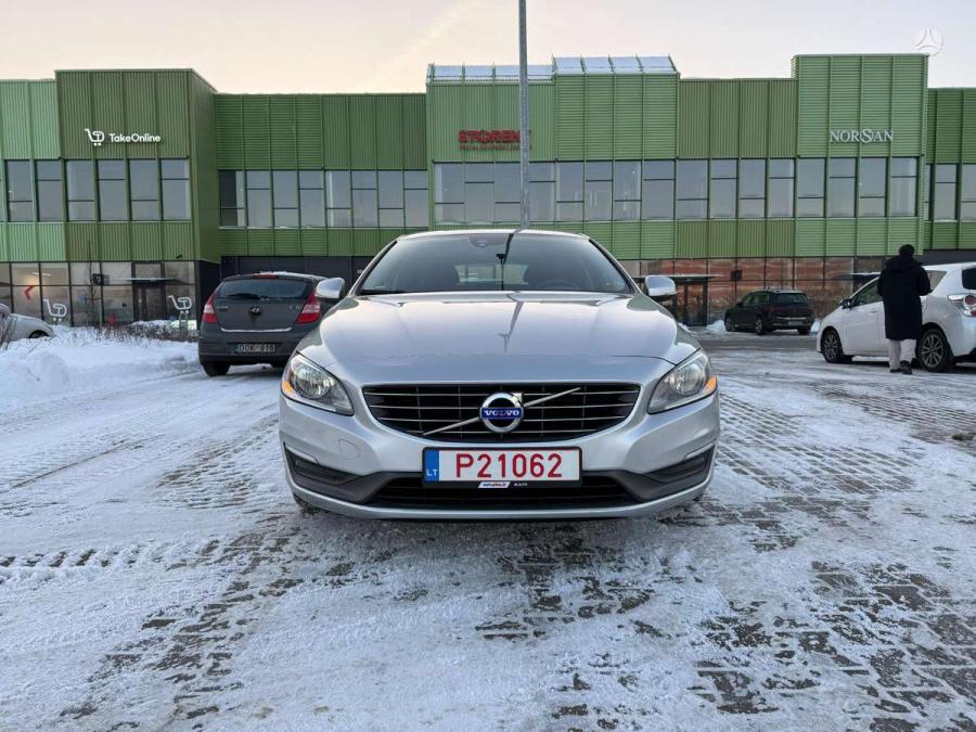 Grey Volvo V60 2015 in Vilnius, with an engine capacity of 1.60 L and mileage of 269 thousand km for 6350 €, photo 3 on AUTOMOTO.COM.LV
