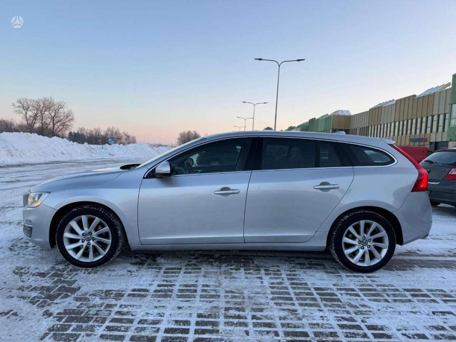 Grey Volvo V60 2015 in Vilnius, with an engine capacity of 1.60 L and mileage of 269 thousand km for 6350 €, photo 4 on AUTOMOTO.COM.LV