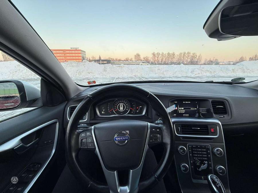 Grey Volvo V60 2015 in Vilnius, with an engine capacity of 1.60 L and mileage of 269 thousand km for 6350 €, photo 12 on AUTOMOTO.COM.LV
