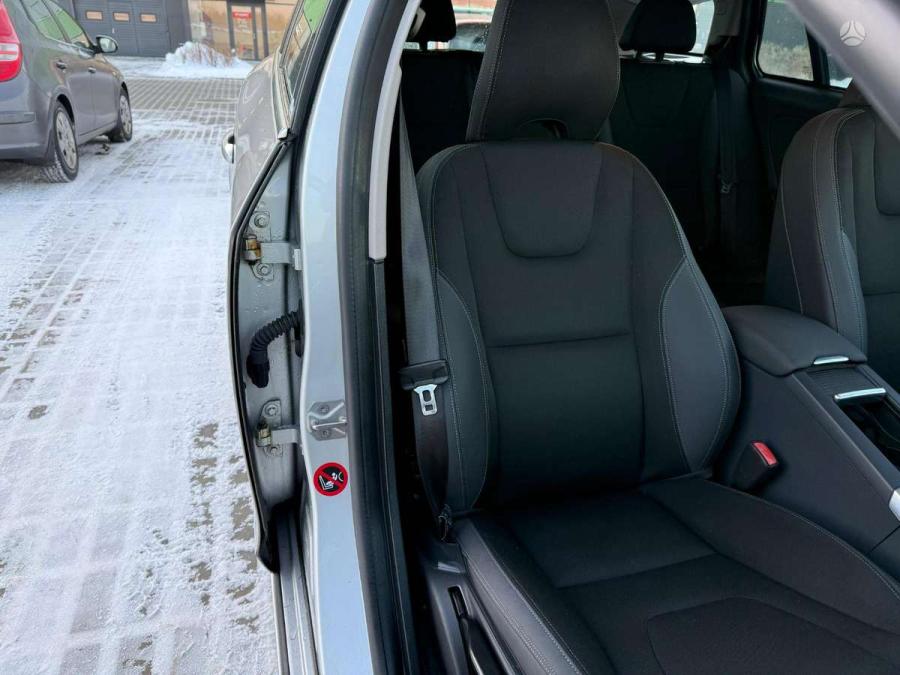 Grey Volvo V60 2015 in Vilnius, with an engine capacity of 1.60 L and mileage of 269 thousand km for 6350 €, photo 13 on AUTOMOTO.COM.LV