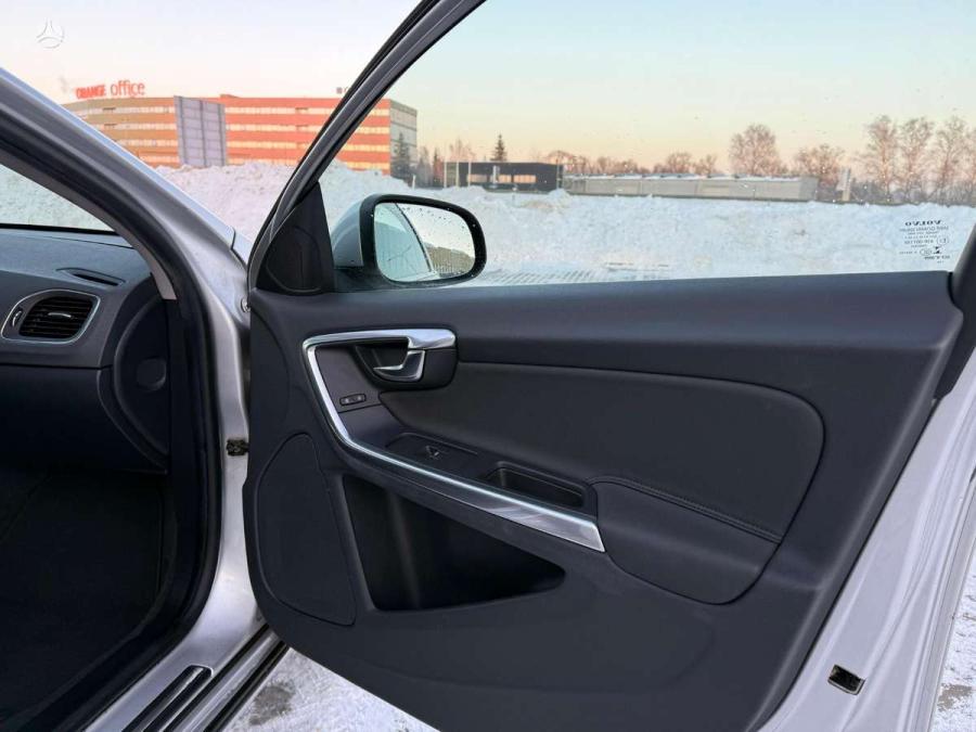 Grey Volvo V60 2015 in Vilnius, with an engine capacity of 1.60 L and mileage of 269 thousand km for 6350 €, photo 17 on AUTOMOTO.COM.LV