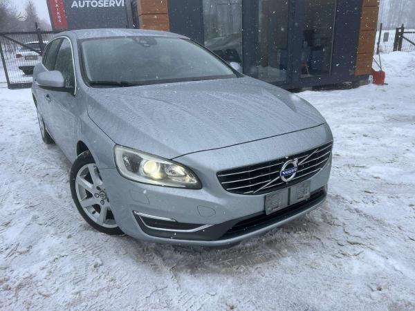 Grey Volvo V60 2015 in Kaunas, with an engine capacity of 2.00 L and mileage of 300 thousand km for 6500 €, photo 1 on AUTOMOTO.COM.LV