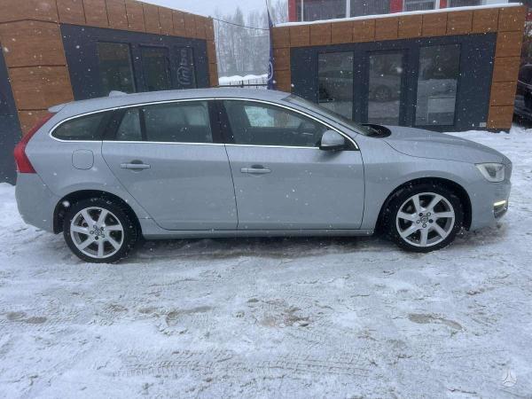 Grey Volvo V60 2015 in Kaunas, with an engine capacity of 2.00 L and mileage of 300 thousand km for 6500 €, photo 3 on AUTOMOTO.COM.LV