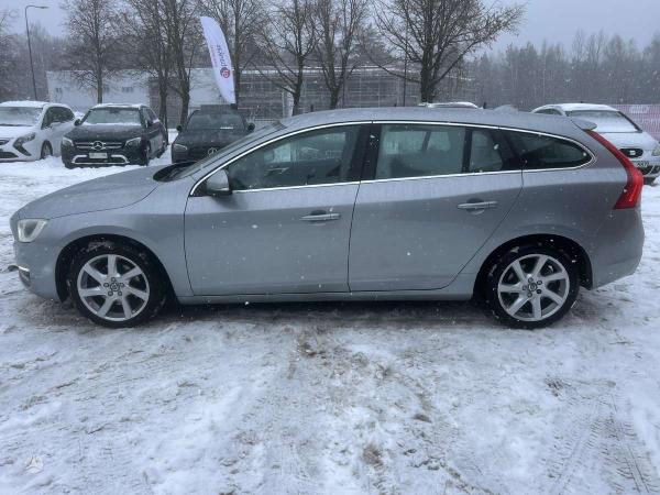 Grey Volvo V60 2015 in Kaunas, with an engine capacity of 2.00 L and mileage of 300 thousand km for 6500 €, photo 9 on AUTOMOTO.COM.LV