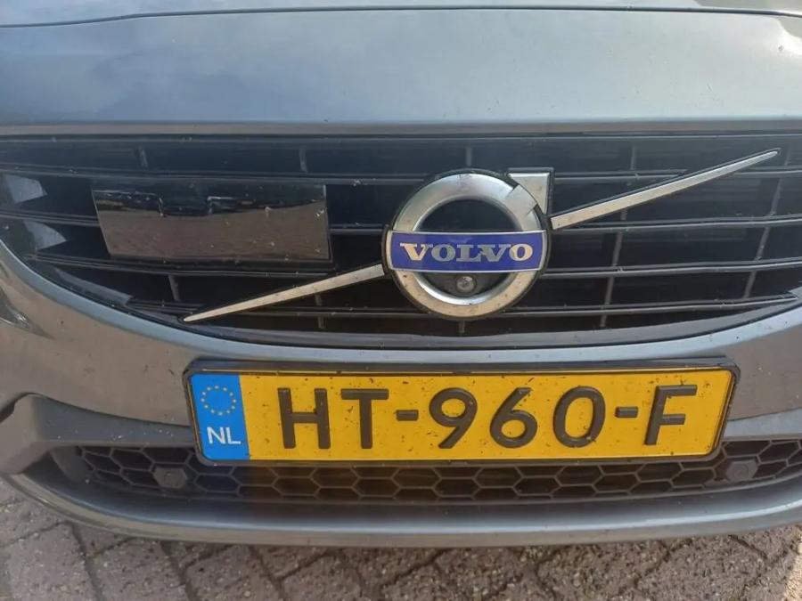 Pelēks Volvo V60 2015 Jūrmala, ar dzinēja tilpumu 2.40 L un nobraukumu 342 tūkst. km par 7990 €, foto 3 vietnē AUTOMOTO.COM.LV