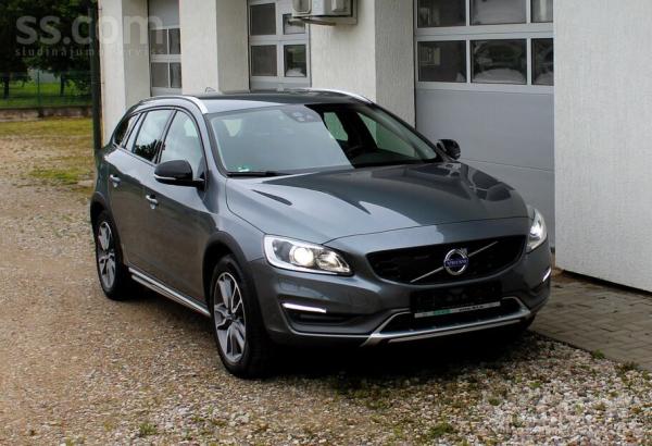 Grey Volvo V60 2016 in Tukums, with an engine capacity of 2.40 L and mileage of 199 thousand km for 15790 €, photo 1 on AUTOMOTO.COM.LV