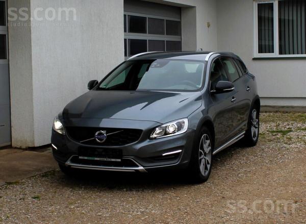 Grey Volvo V60 2016 in Tukums, with an engine capacity of 2.40 L and mileage of 199 thousand km for 15790 €, photo 2 on AUTOMOTO.COM.LV