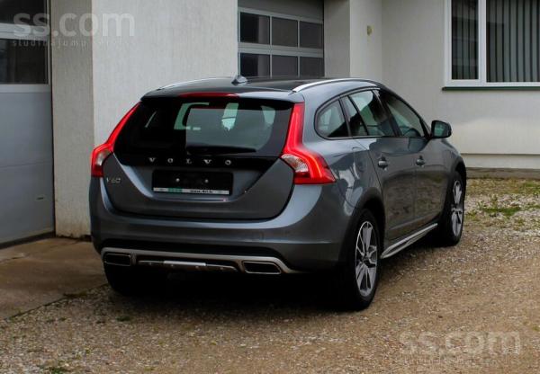 Grey Volvo V60 2016 in Tukums, with an engine capacity of 2.40 L and mileage of 199 thousand km for 15790 €, photo 3 on AUTOMOTO.COM.LV