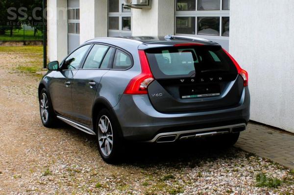 Grey Volvo V60 2016 in Tukums, with an engine capacity of 2.40 L and mileage of 199 thousand km for 15790 €, photo 4 on AUTOMOTO.COM.LV