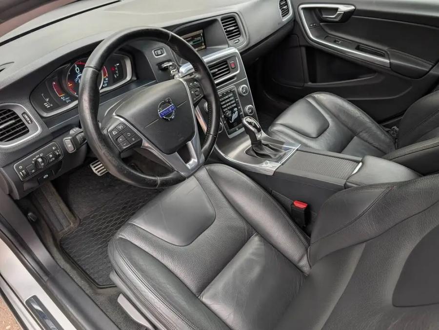 Pelēks Volvo V60 2016 Jūrmala, ar dzinēja tilpumu 2.00 L un nobraukumu 186 tūkst. km par 11950 €, foto 15 vietnē AUTOMOTO.COM.LV