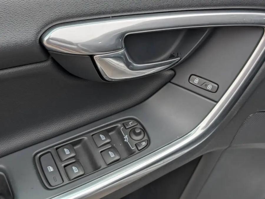 Pelēks Volvo V60 2016 Jūrmala, ar dzinēja tilpumu 2.00 L un nobraukumu 186 tūkst. km par 11950 €, foto 16 vietnē AUTOMOTO.COM.LV