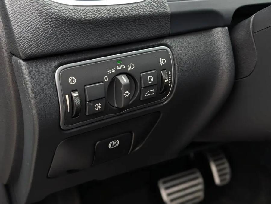 Pelēks Volvo V60 2016 Jūrmala, ar dzinēja tilpumu 2.00 L un nobraukumu 186 tūkst. km par 11950 €, foto 17 vietnē AUTOMOTO.COM.LV