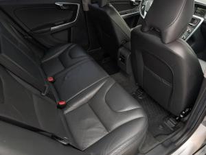 Pelēks Volvo V60 2016 Jūrmala, ar dzinēja tilpumu 2.00 L un nobraukumu 186 tūkst. km par 11950 €, foto 21 vietnē AUTOMOTO.COM.LV