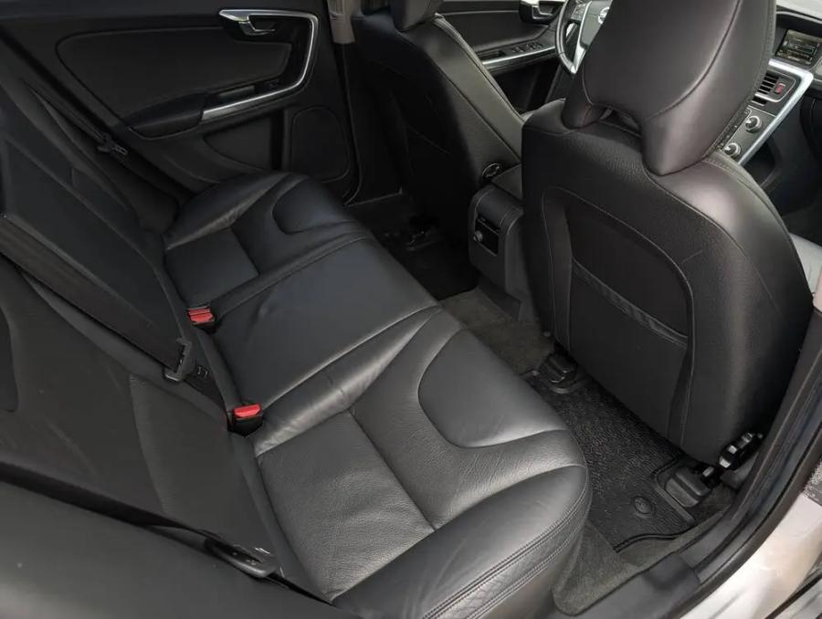 Pelēks Volvo V60 2016 Jūrmala, ar dzinēja tilpumu 2.00 L un nobraukumu 186 tūkst. km par 11950 €, foto 21 vietnē AUTOMOTO.COM.LV