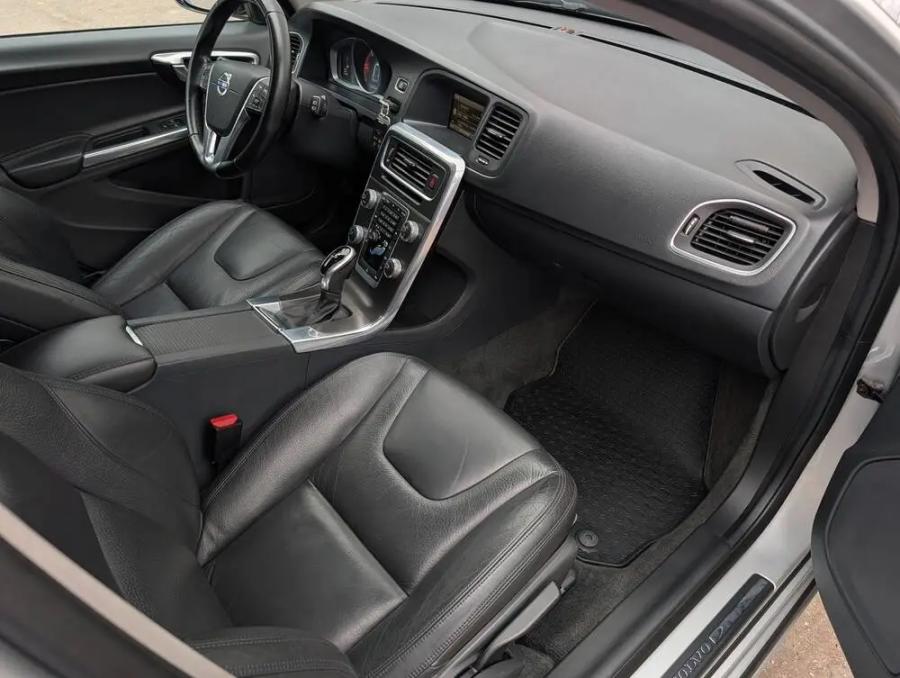Pelēks Volvo V60 2016 Jūrmala, ar dzinēja tilpumu 2.00 L un nobraukumu 186 tūkst. km par 11950 €, foto 23 vietnē AUTOMOTO.COM.LV