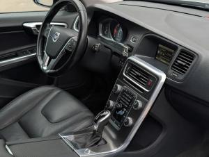 Pelēks Volvo V60 2016 Jūrmala, ar dzinēja tilpumu 2.00 L un nobraukumu 186 tūkst. km par 11950 €, foto 24 vietnē AUTOMOTO.COM.LV