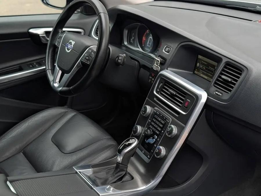 Pelēks Volvo V60 2016 Jūrmala, ar dzinēja tilpumu 2.00 L un nobraukumu 186 tūkst. km par 11950 €, foto 24 vietnē AUTOMOTO.COM.LV