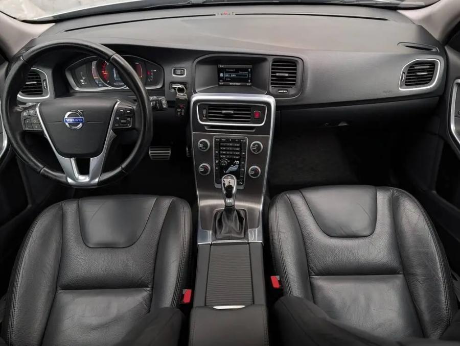 Pelēks Volvo V60 2016 Jūrmala, ar dzinēja tilpumu 2.00 L un nobraukumu 186 tūkst. km par 11950 €, foto 25 vietnē AUTOMOTO.COM.LV