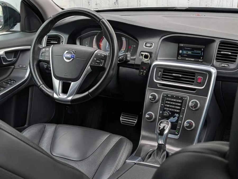 Pelēks Volvo V60 2016 Jūrmala, ar dzinēja tilpumu 2.00 L un nobraukumu 186 tūkst. km par 11950 €, foto 26 vietnē AUTOMOTO.COM.LV