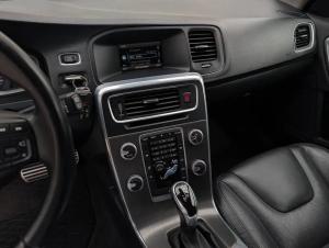 Pelēks Volvo V60 2016 Jūrmala, ar dzinēja tilpumu 2.00 L un nobraukumu 186 tūkst. km par 11950 €, foto 28 vietnē AUTOMOTO.COM.LV