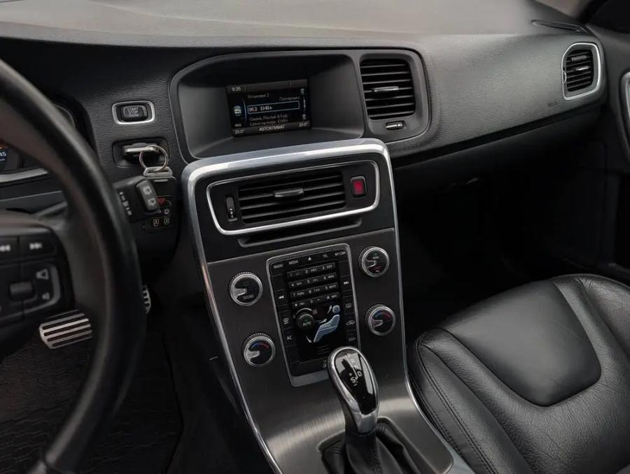 Pelēks Volvo V60 2016 Jūrmala, ar dzinēja tilpumu 2.00 L un nobraukumu 186 tūkst. km par 11950 €, foto 28 vietnē AUTOMOTO.COM.LV