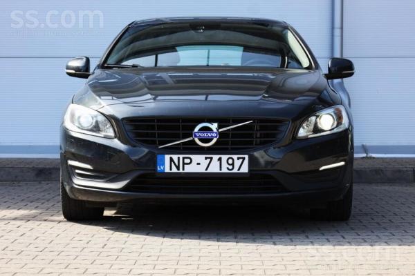 Pelēks Volvo V60 2016 Rīga, ar dzinēja tilpumu 2.00 L un nobraukumu 378 tūkst. km par 5495 €, foto 2 vietnē AUTOMOTO.COM.LV