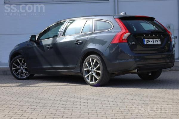 Pelēks Volvo V60 2016 Rīga, ar dzinēja tilpumu 2.00 L un nobraukumu 378 tūkst. km par 5495 €, foto 4 vietnē AUTOMOTO.COM.LV