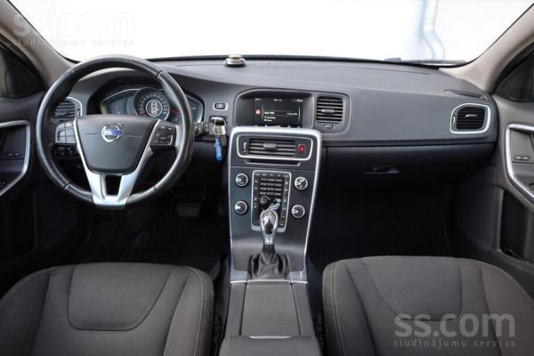 Pelēks Volvo V60 2016 Rīga, ar dzinēja tilpumu 2.00 L un nobraukumu 378 tūkst. km par 5495 €, foto 7 vietnē AUTOMOTO.COM.LV