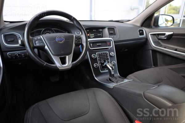 Pelēks Volvo V60 2016 Rīga, ar dzinēja tilpumu 2.00 L un nobraukumu 378 tūkst. km par 5495 €, foto 8 vietnē AUTOMOTO.COM.LV