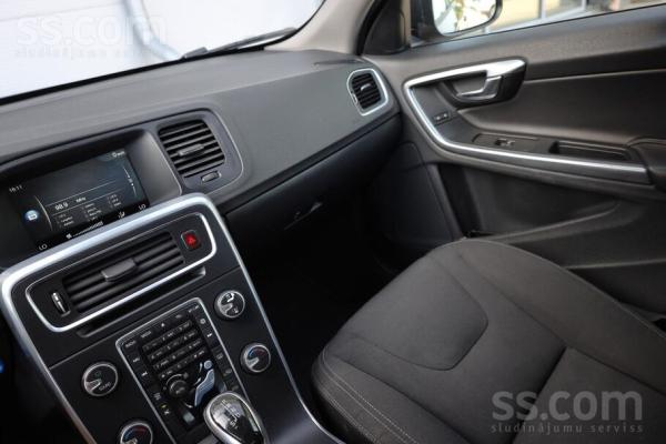 Pelēks Volvo V60 2016 Rīga, ar dzinēja tilpumu 2.00 L un nobraukumu 378 tūkst. km par 5495 €, foto 9 vietnē AUTOMOTO.COM.LV