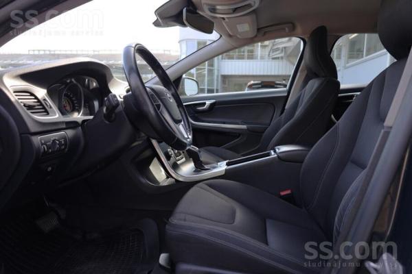 Pelēks Volvo V60 2016 Rīga, ar dzinēja tilpumu 2.00 L un nobraukumu 378 tūkst. km par 5495 €, foto 10 vietnē AUTOMOTO.COM.LV