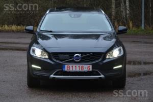 Grey Volvo V60 2017 in Riga, with an engine capacity of 2.40 L and mileage of 196 thousand km for 13990 €, photo 3 on AUTOMOTO.COM.LV