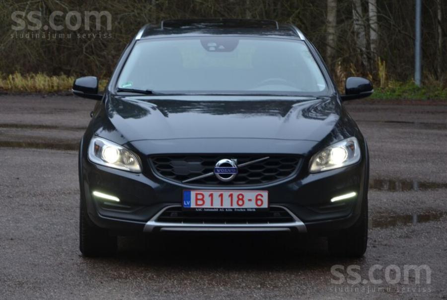 Grey Volvo V60 2017 in Riga, with an engine capacity of 2.40 L and mileage of 196 thousand km for 13990 €, photo 3 on AUTOMOTO.COM.LV