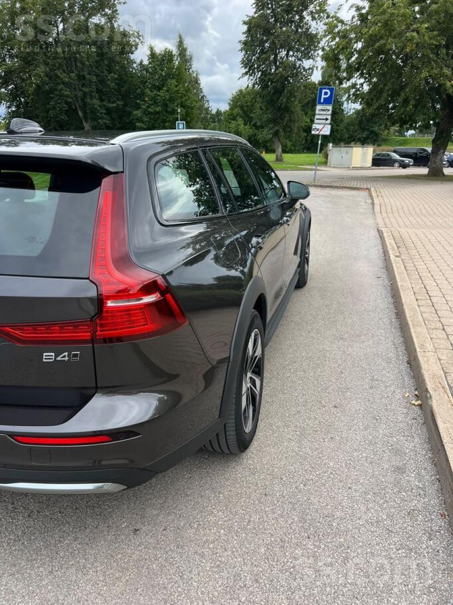 Pelēks Volvo V60 2024 Talsi, ar dzinēja tilpumu 2.00 L un nobraukumu 67 tūkst. km par 39900 €, foto 1 vietnē AUTOMOTO.COM.LV