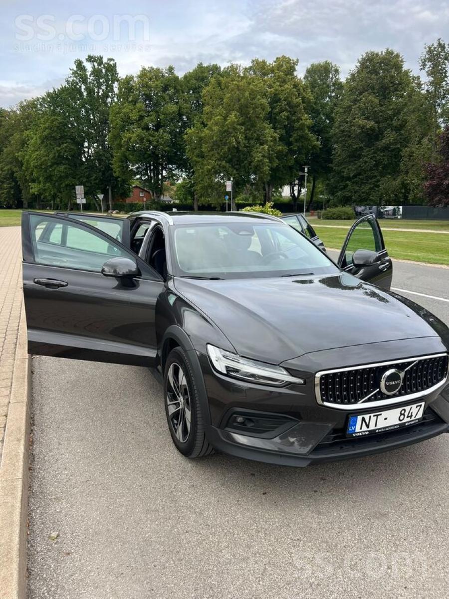 Pelēks Volvo V60 2024 Talsi, ar dzinēja tilpumu 2.00 L un nobraukumu 67 tūkst. km par 39900 €, foto 3 vietnē AUTOMOTO.COM.LV