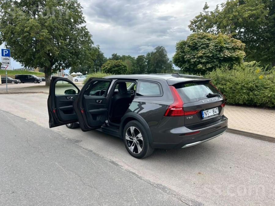 Pelēks Volvo V60 2024 Talsi, ar dzinēja tilpumu 2.00 L un nobraukumu 67 tūkst. km par 39900 €, foto 5 vietnē AUTOMOTO.COM.LV
