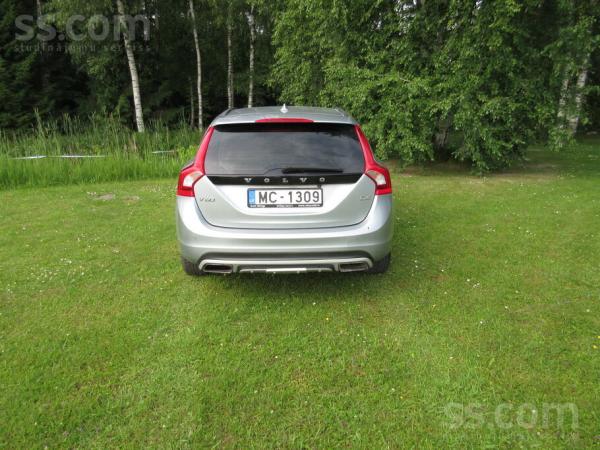 Pelēks Volvo V60 2015 Ogre, ar dzinēja tilpumu 2.00 L un nobraukumu 159 tūkst. km par 5300 €, foto 7 vietnē AUTOMOTO.COM.LV
