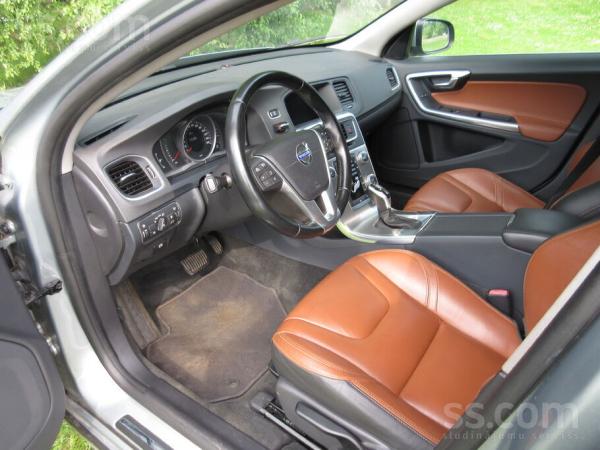 Pelēks Volvo V60 2015 Ogre, ar dzinēja tilpumu 2.00 L un nobraukumu 159 tūkst. km par 5300 €, foto 9 vietnē AUTOMOTO.COM.LV