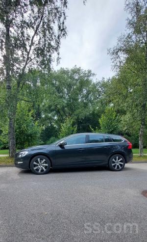 Grey Volvo V60 2015 in Liepaja, with an engine capacity of 2.40 L and mileage of 236 thousand km for 6700 €, photo 4 on AUTOMOTO.COM.LV