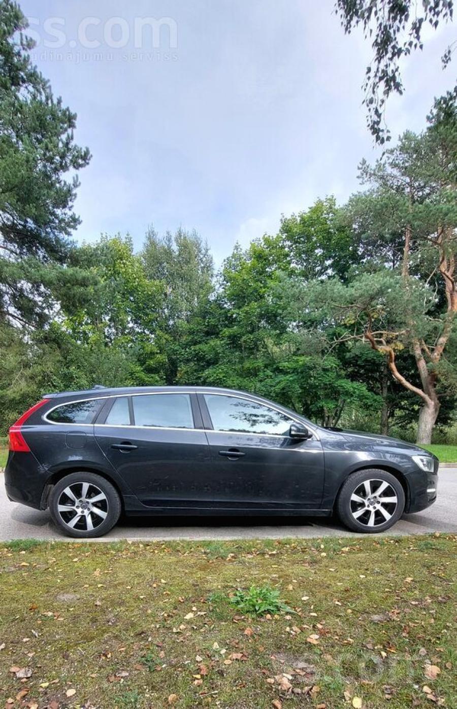 Grey Volvo V60 2015 in Liepaja, with an engine capacity of 2.40 L and mileage of 236 thousand km for 6700 €, photo 5 on AUTOMOTO.COM.LV