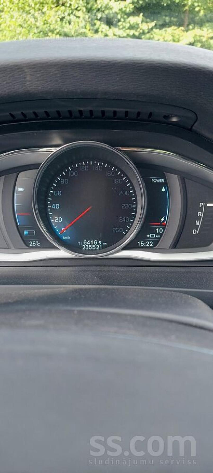 Grey Volvo V60 2015 in Liepaja, with an engine capacity of 2.40 L and mileage of 236 thousand km for 6700 €, photo 8 on AUTOMOTO.COM.LV