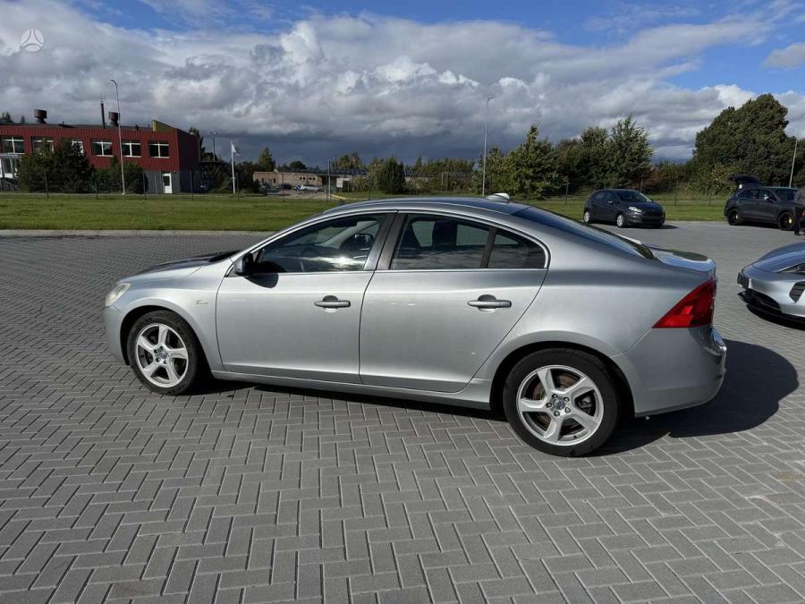 Pelēks Volvo V60 2011 Telšiai, ar dzinēja tilpumu 2.00 L un nobraukumu 257 tūkst. km par 3999 €, foto 4 vietnē AUTOMOTO.COM.LV